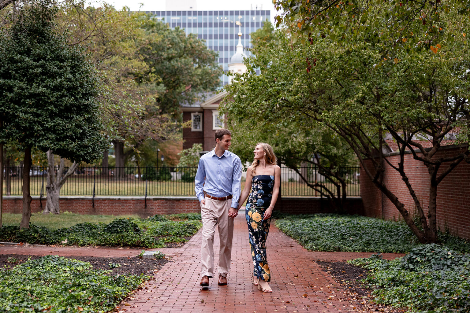 Rainy Engagement Photos in Old City Philly and the Benjamin Franklin ...